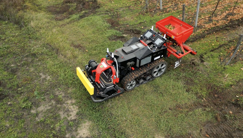Primul robot autonom pentru lucrări în vii și livezi din Moldova ...